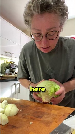 The Easiest Way to Core Iceberg Lettuce 🥬🤯 #KitchenHacks #CookingTips