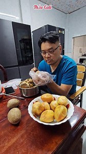 Về Việt Nam ông xã thích trái cây, ổng gọt vỏ bỏ hạt đông đá ăn từ từ 😁 | Thảo Cali