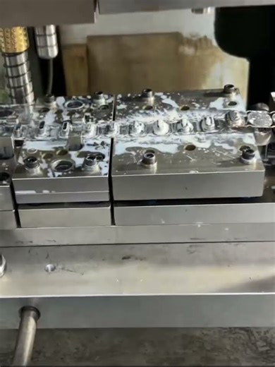 U-shaped eyelet stamping tool