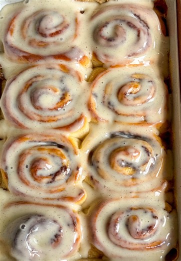 These low calorie pumpkin cinnamon rolls are fall in dessert form. A soft, fluffy roll oozing with gooey pumpkin cinnamon sugar and topped with the dreamiest vanilla cream cheese frosting. They are so comforting, spiced to perfection and just 147 calories a roll – they might just be the best cinnamon roll you’ll ever have! Full recipe linked in my bio AND on my blog!