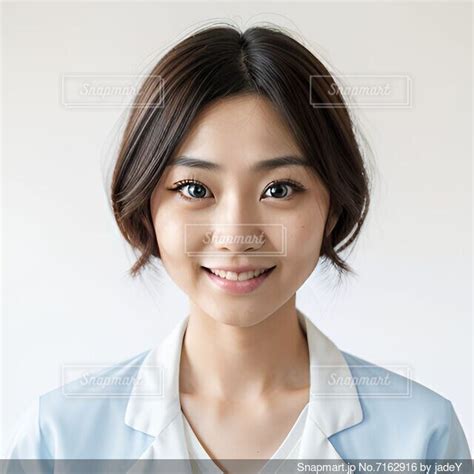 白衣を着た女性の写真・画像素材[7162916] Snapmart（スナップマート）