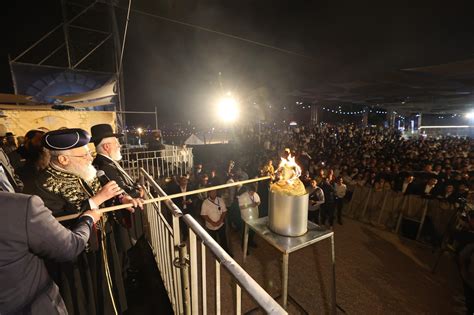 בהשתתפות אלפים הרב יצחק יוסף הדליק את ‘חצר ההילולא • גלריה יוסף