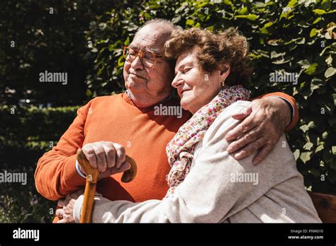 Couple De Femmes Hommes Assis Sur Un Banc Banque De Photographies Et D