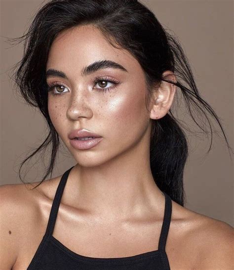 Noirette Female Face Claims Christina Nadin Looks De Maquillaje
