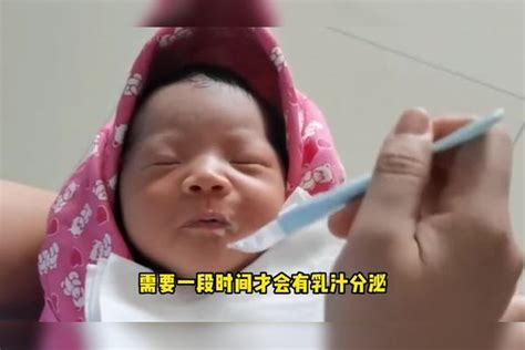 超方便的新生儿喂奶方式！宝宝在护士手里不哭不闹，心都被萌化了