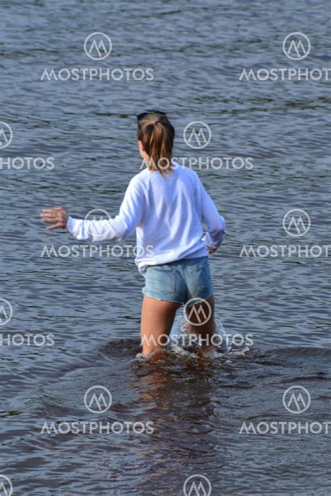 Flicka Badar Med Kläder På Av Rickard Borgqvist Mostphotos