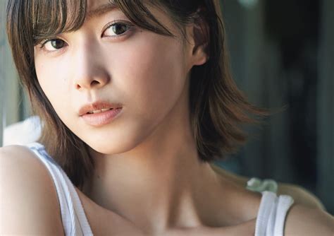 欅坂46 渡邉理佐、ラフな姿で“今”を語る「今だからできることに食らいついていけたら成長できる」 『blt Graph Vol 50』表紙