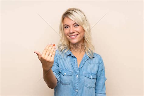 年青金发女金发碧光身长的年轻金发美高清图片下载 正版图片503991150 摄图网