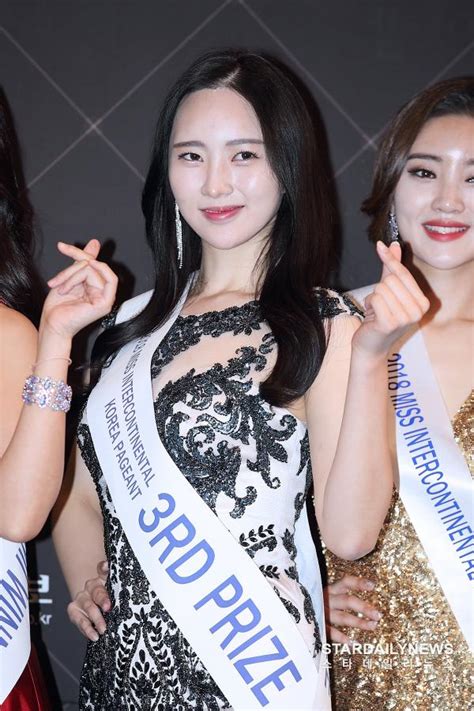 [s포토] 연하나 새콤달콤 하트로~ 2018 미스인터콘티넨탈 코리아 수상자의 밤 스타데일리뉴스