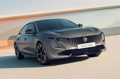 プジョー 改良新型508、欧州発表 デザイン変更で「牙」は3本に 新エンブレムも採用 Autocar Japan