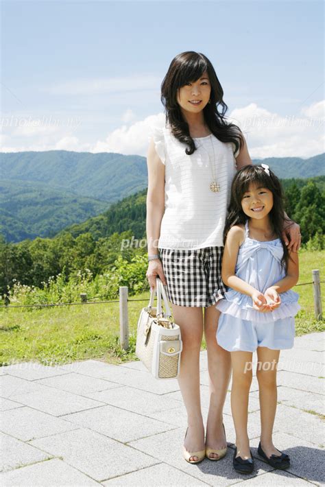 夏の山と親子（母娘） 写真素材 [ 5723247 ] フォトライブラリー Photolibrary