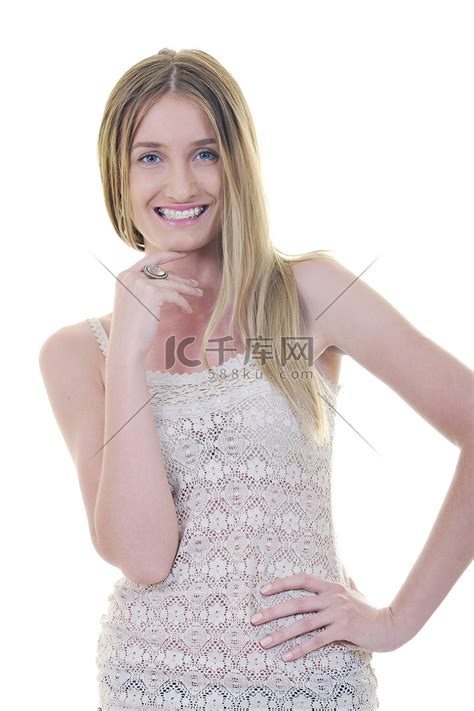 金发女模特在白色背景下被隔离高清摄影大图 千库网