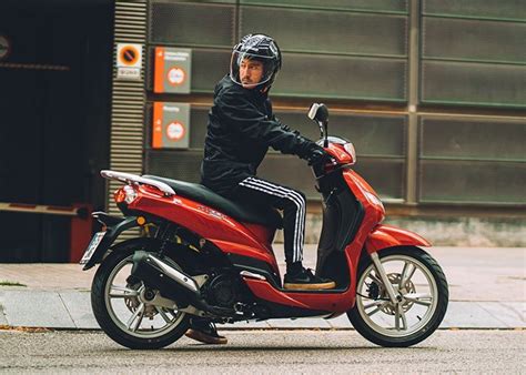 Motorrad Vergleich Peugeot Tweet 125 Active 2024 Vs Honda Sh Mode 125 2023