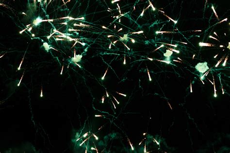 밤 하늘에서 경례의 사진 축제의 밝은 짜임새 다양 한 색상의 불꽃 빛 추상 휴가 배경 새 해의 하늘 화려한 불빛 크리스마스 불빛