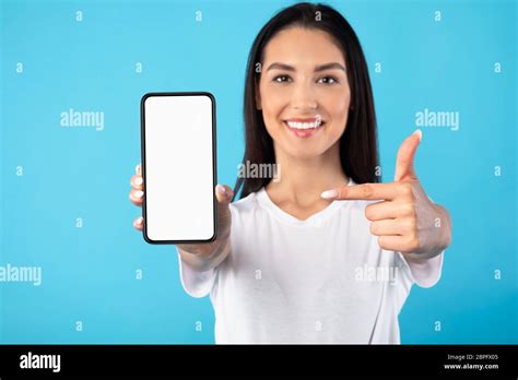 Chica Mostrando Una Pantalla Blanca De Teléfono Celular Fotografía De
