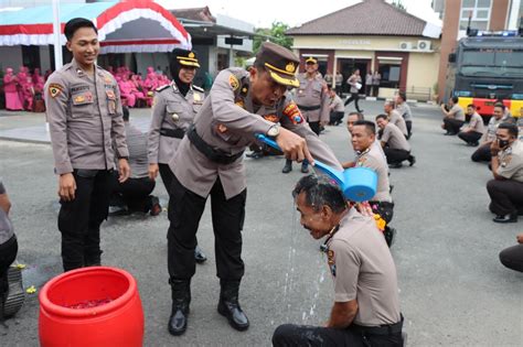 Tradisi Kenaikan Pangkat Kapolres Pamekasan Siram Air Kembang Kepada
