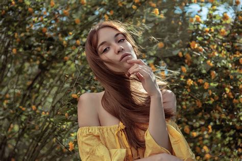 배경 화면 여자들 초상화 갈색 머리의 녹색 눈 Teodora Dimitrova 열린 입 Yellow Shirt