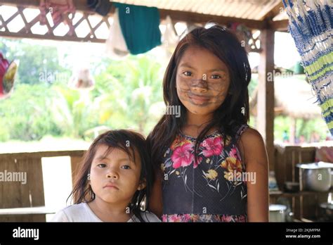 Indígenas Niñas Y Niños Del Pueblo Huni Kuin En Su Aldea Selva