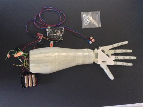 crea un brazo robotico impreso en 3d y controlado por la voz