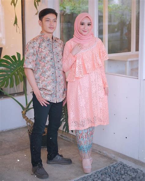 Kondangan Bareng Pacar Pakai 7 Model Hijab Batik Couple Ini Aja