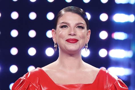 Emma Marrone Arriva A Sanremo Con Una Borsa Particolare