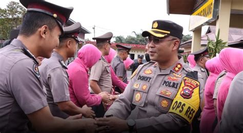 Polres Padang Panjang Gelar Upacara Kenaikan Pangkat 25 Personel