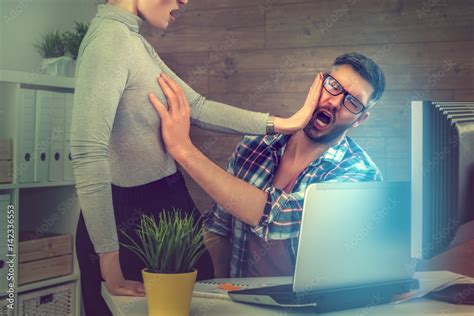 Sexuelle Belästigung Am Arbeitsplatz Stock Foto Adobe Stock