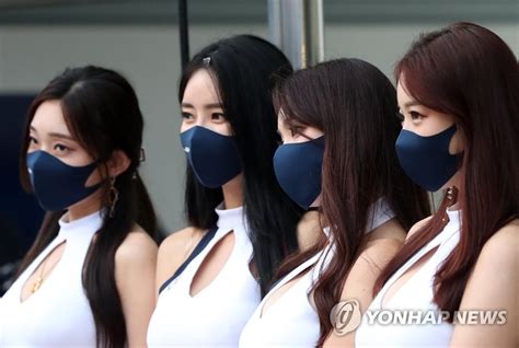 레이싱모델도 마스크는 필수 연합뉴스