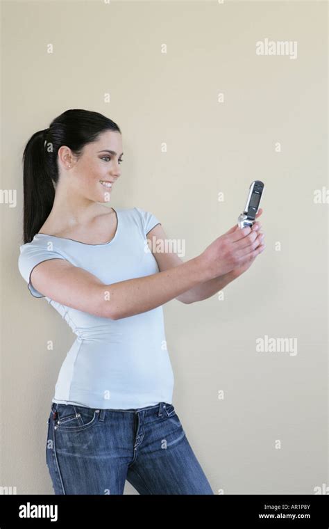 Mujer Joven Tomando Una Fotografía Con Un Teléfono Celular Fotografía
