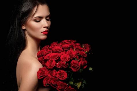 Femme Avec Roses Rouges Images Libres De Droit Photos De Femme Avec