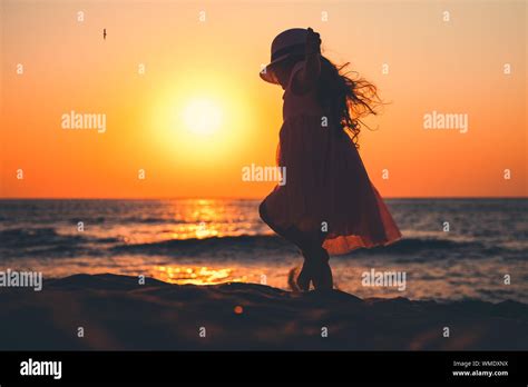 Maman Et Fille Jouant Sur La Plage Banque De Photographies Et Dimages