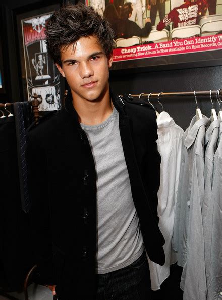 Hot Taylor Lautner Vs Robert Pattinson Photo 4033640 Fanpop