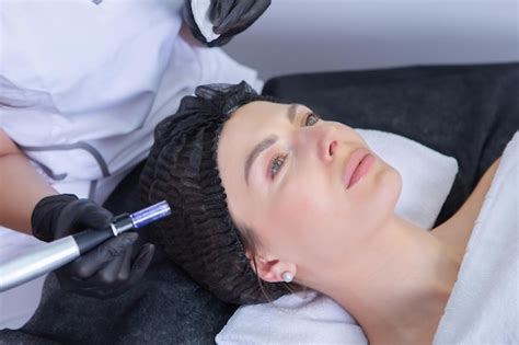 Premium Photo Professional Cosmetologist Doing Facial Massage To