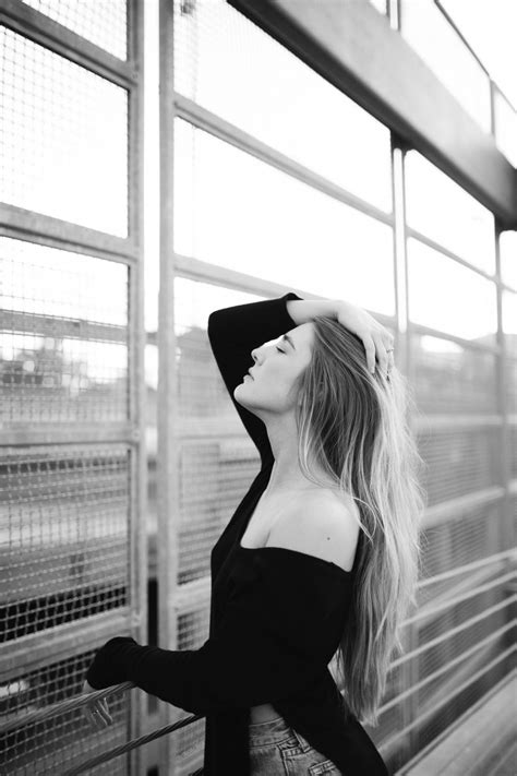 무료 이미지 사람 검정색과 흰색 여자 머리 화이트 사진술 유리 건물 초상화 모델 어린 좌석 정면 유행