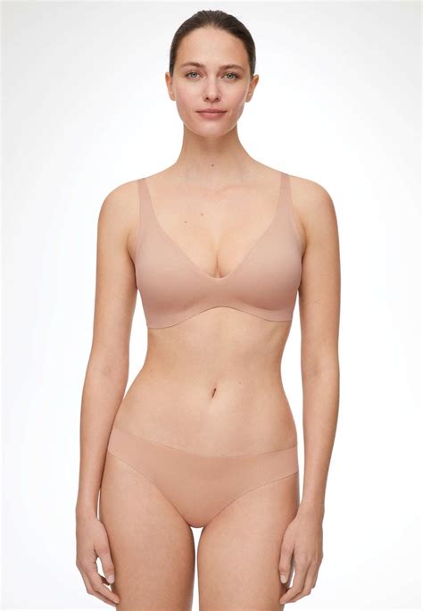 Oysho Invisible Laser Cut Halter Style Trikotni Modrček Salmon