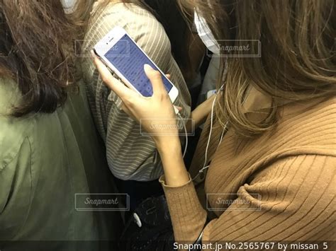 朝の満員の通勤電車の中でスマホを操作する大人の女性の写真・画像素材[2565767] Snapmart（スナップマート）