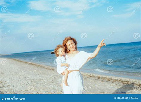 Mamma Håller Och Ler En Liten Dotter 1 år Gammal Med Rött Hår I Lätta