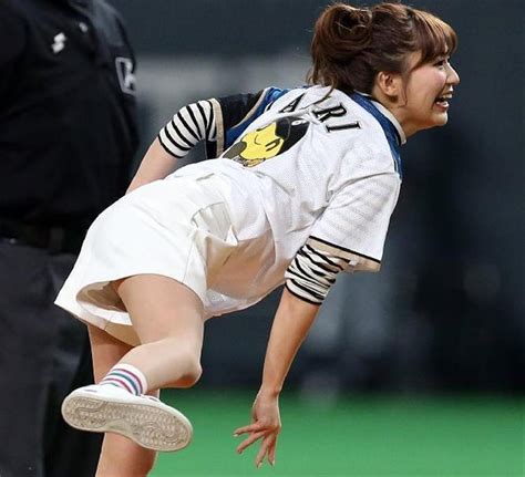 木村愛里が始球式 “地元”のマウンドでナイスピッチ 読んで見フォト 産経フォト