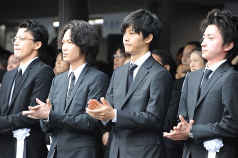 左から小栗旬、綾野剛、松坂桃李、藤原竜也。 蜷川幸雄に大竹しのぶ、小栗旬、藤原竜也ら弔辞「最高の演劇人生をありがとう」 [画像ギャラリー