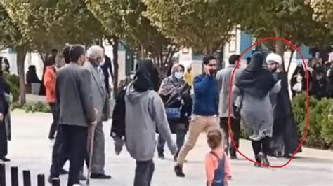 موقف مثير بين امرأة ورجل دين إيراني في إيران من هنا و هناك زاد