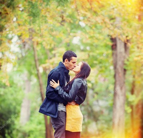 Pareja Besándose Al Aire Libre En El Parque Fotografía De Stock