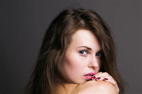 벌거 벗은 어깨와 꽤 섹시한 여자 프리미엄 사진