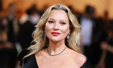 Kate Moss Relata Cómo Se Descubrió El Lado Oscuro Del Modelaje Siendo