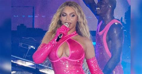 Beyonce Dodges A Major N P Slip Live On Stage As Her Dancer Helped Her