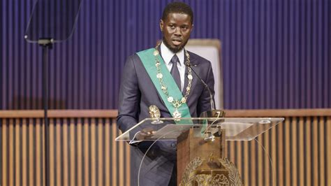 Le Nouveau Président Sénégalais Bassirou Diomaye Faye Promet Un