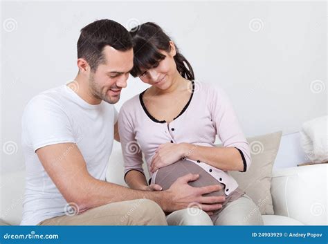Verticale De Femme Enceinte Heureuse Et De Son Mari Image Stock Image