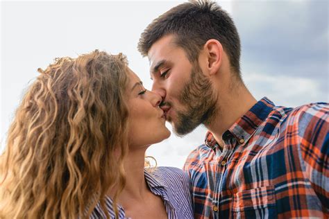 Femme Et Homme Sembrassant · Photo Gratuite