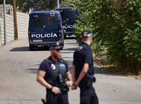 Un Policía Jubilado Se Atrinchera En Una Casa En Alzira Y Mata A Su