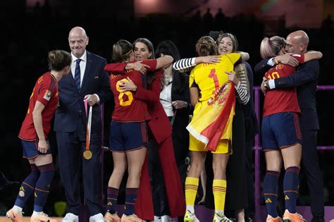 ‘강제 키스 사과에도 스페인축구협회장 사퇴 요구 후폭풍 축구·해외리그 스포츠 뉴스 한겨레
