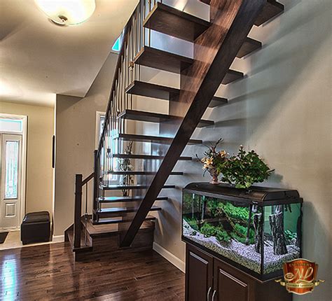 Escalier En Merisier Teint Et Vernis Avec Un Limon Central En Bois